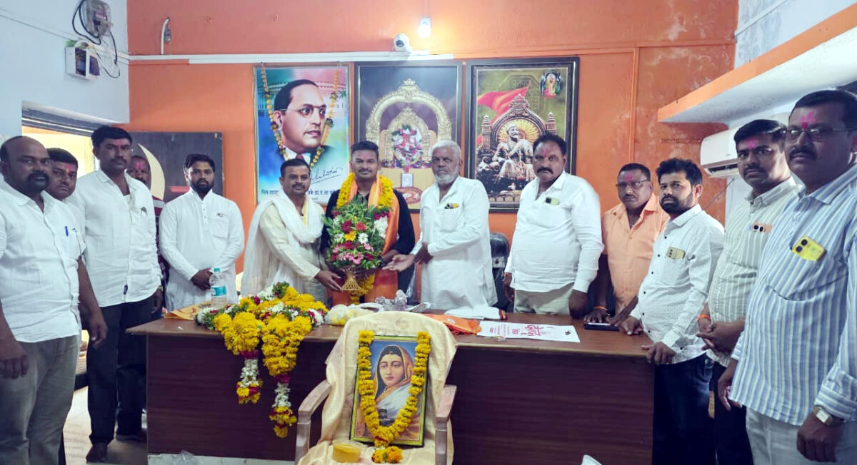 मुंबई पोलिस दलात निवड झालेल्या यश जाधवचा लिंबागणेशकरांकडून जाहीर ...